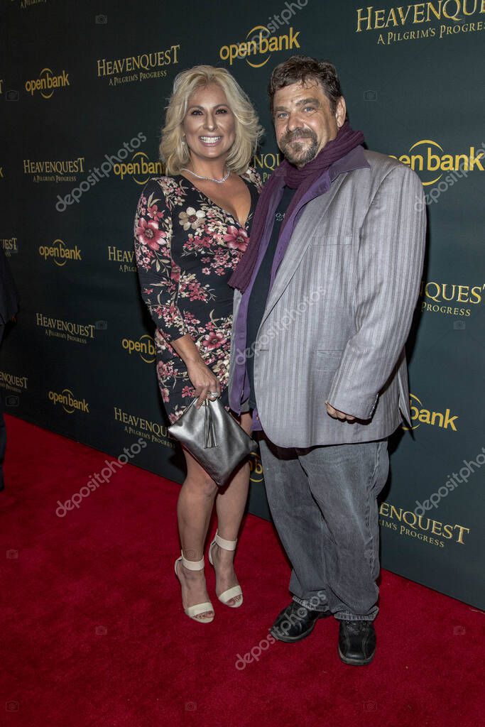 Russ McDonald, Amber Nichole Hess asisten al estreno mundial de ...