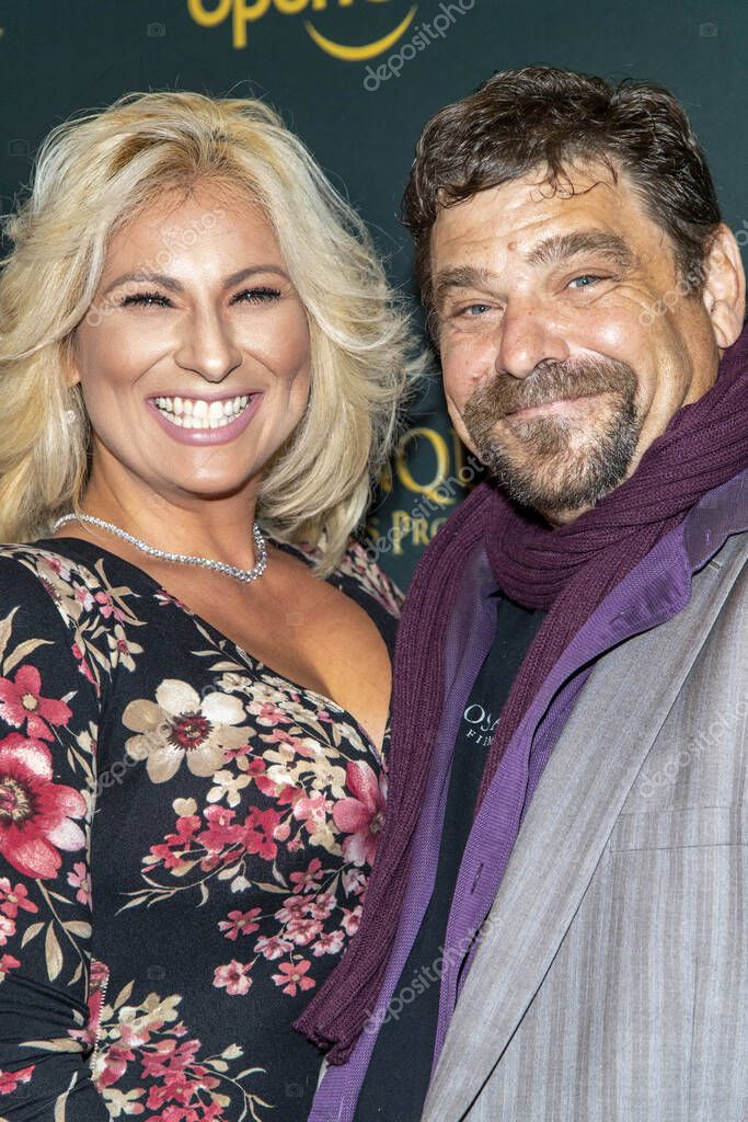 Russ McDonald, Amber Nichole Hess asisten al estreno mundial de ...