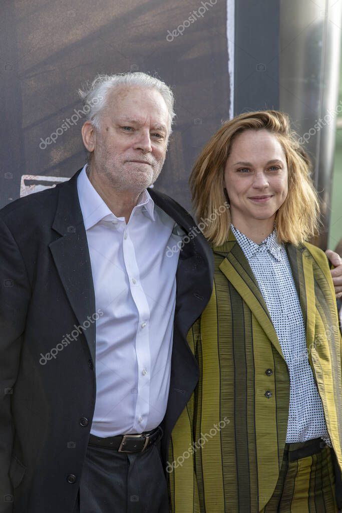 Brad Dourif, Fiona Dourif asiste al estreno de HBO en Cinerama Dome ...