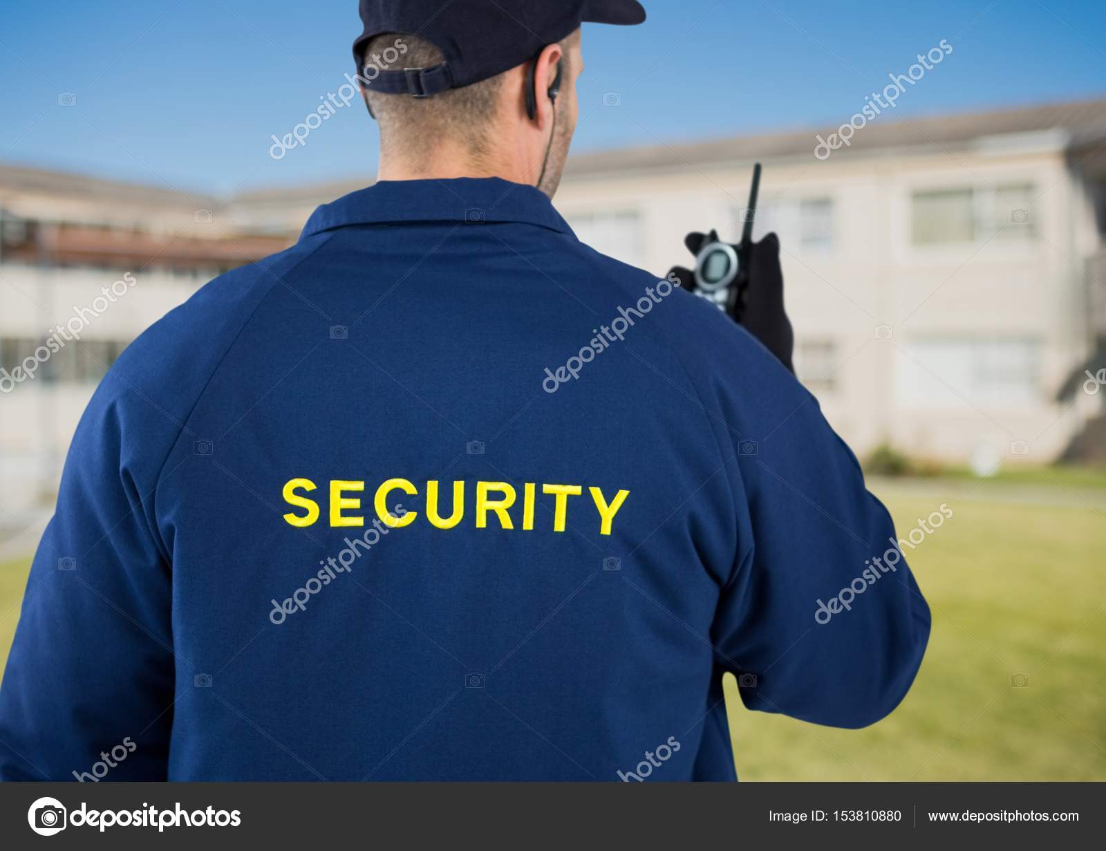 Guardia de seguridad usando radio: fotografía de stock ...