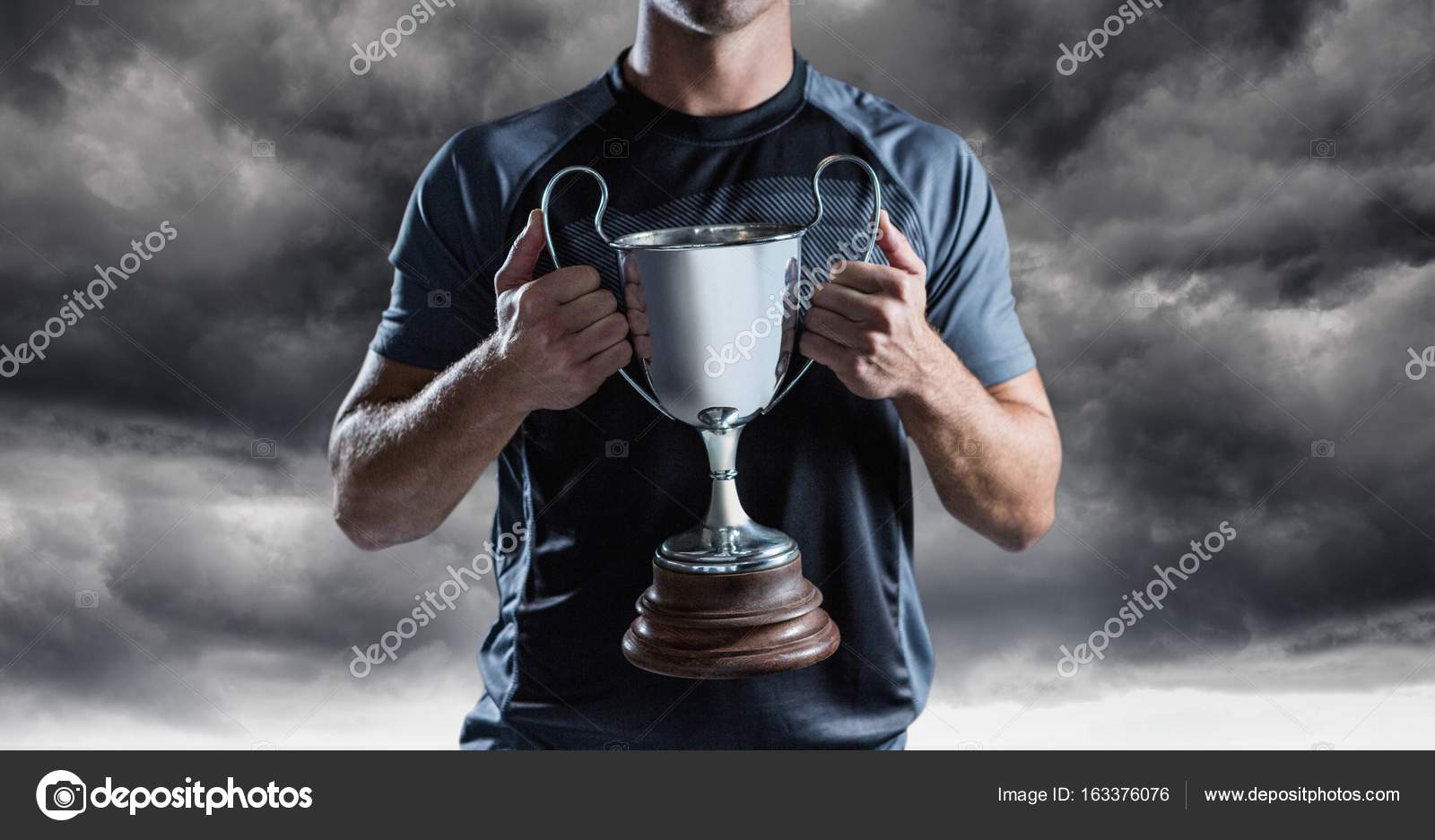 Hombre con un trofeo en las manos — Foto de stock © vectorfusionart ...