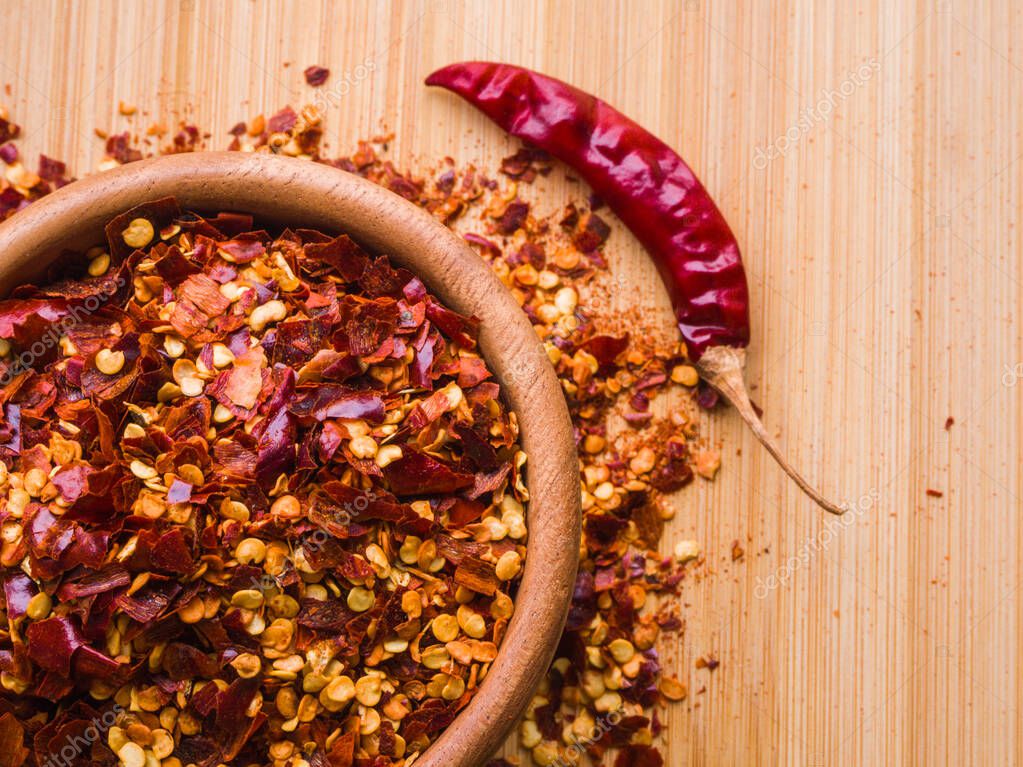 Copos de chile seco en un taz n de madera sobre la mesa de madera ...