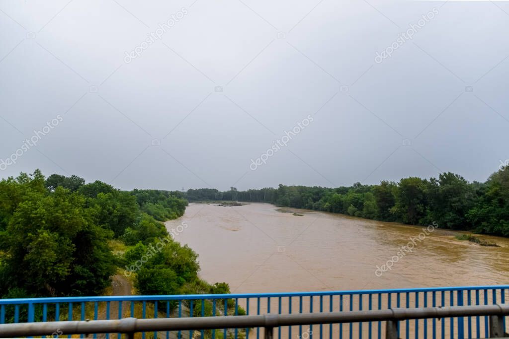 Pasando el puente sobre el río. El paisaje del río, la superficie y los ...