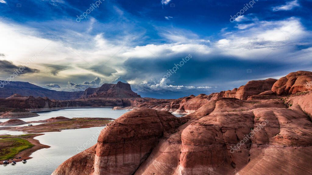 Vista aérea del dron de las rocas rojas del lago Powell cerca del río ...