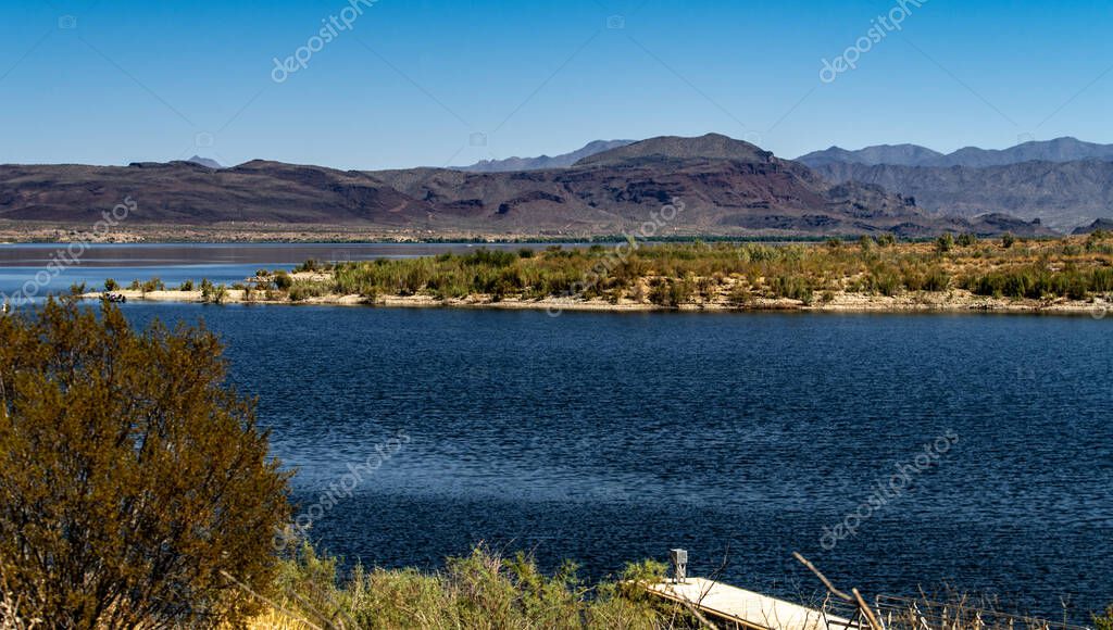 Vista aérea y de drones del Parque Estatal Lake Alamo en Arizona en el ...