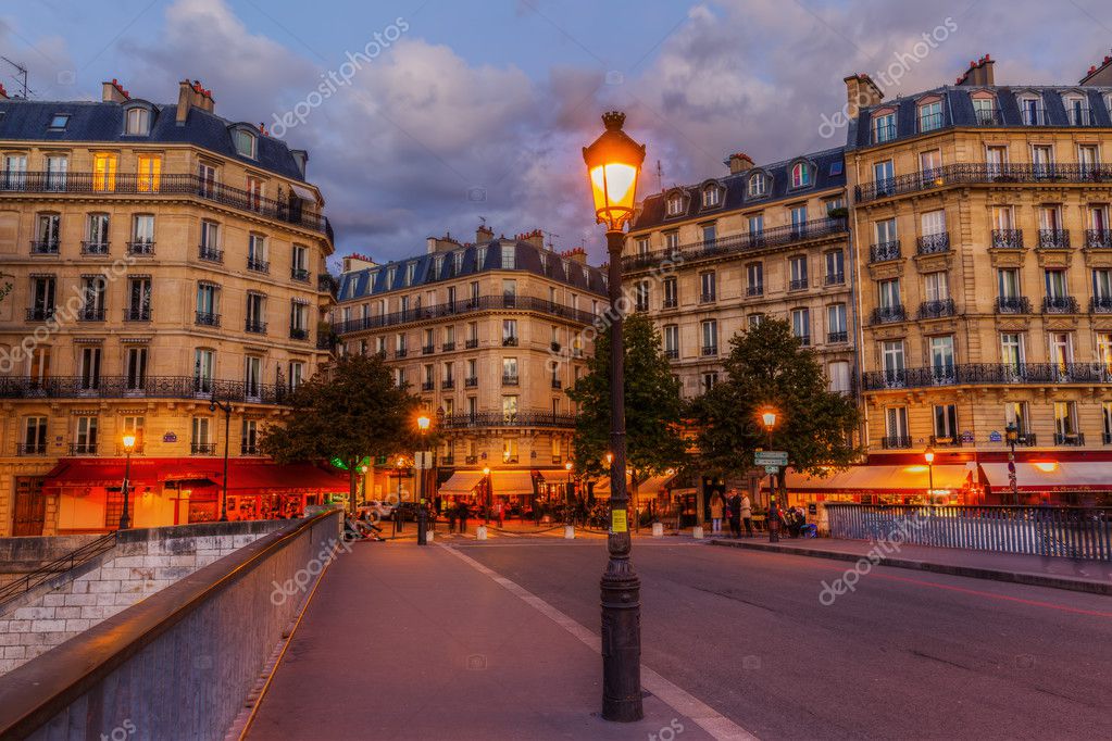 Cafeterías en la Ile Saint Louis de París por la noche — Foto editorial ...
