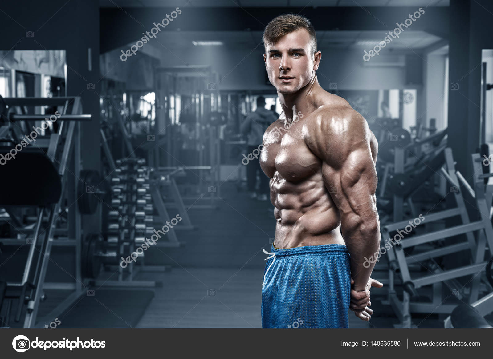 Homem Musculoso Sexy No Ginásio Em Forma De Abdômen Mostrando
