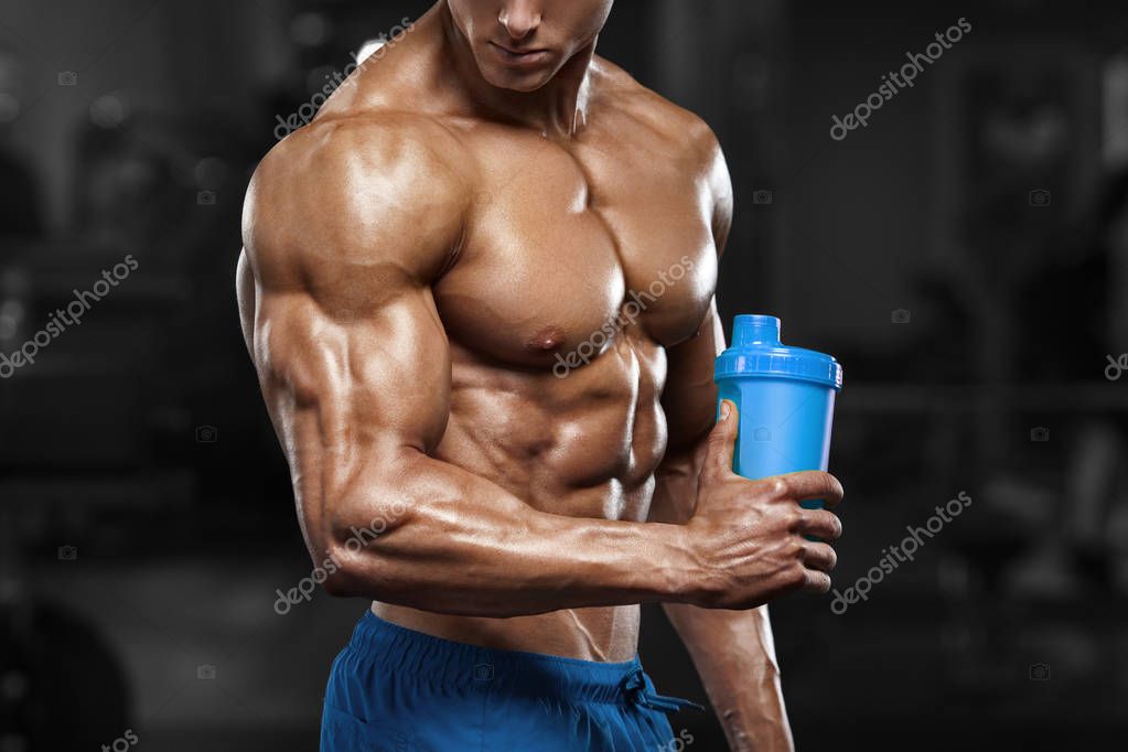 Hombre musculoso en el gimnasio con agitador, en forma abdominal ...
