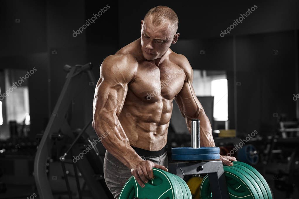 Hombre musculoso en el gimnasio, en forma abdominal. Culturista ...