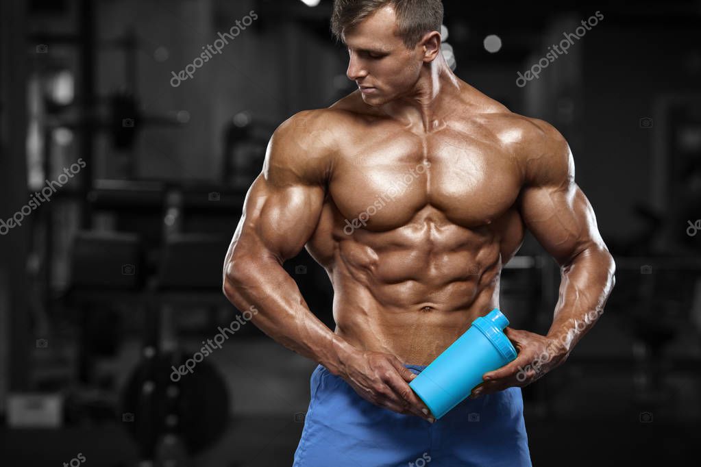 Hombre musculoso en el gimnasio con agitador, en forma abdominal ...