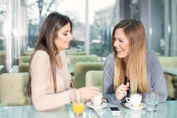 Fotos de Duas meninas conversando, Imagens de Duas meninas conversando ...