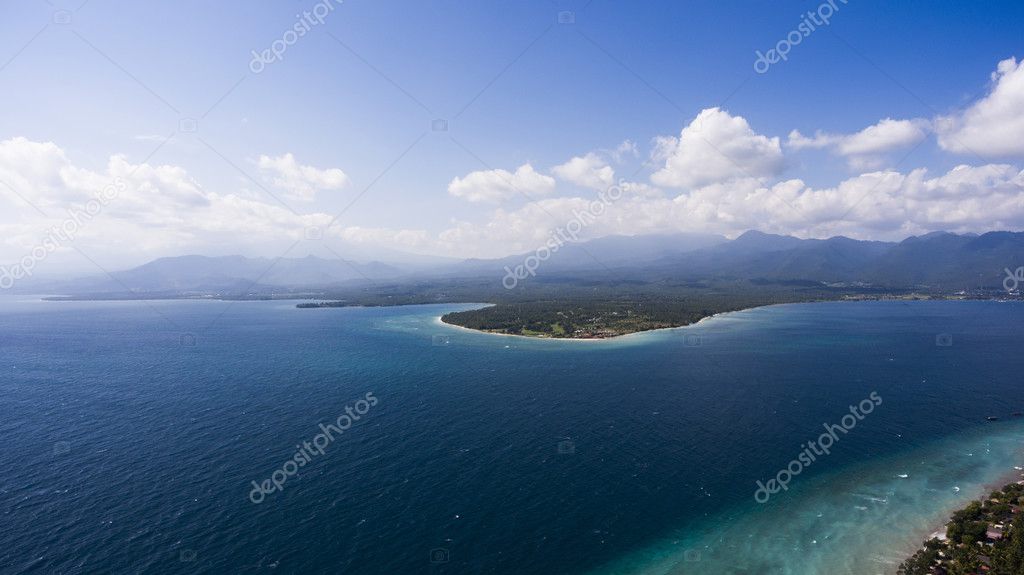 Vista desde la cabina del avión de la pequeña costa subdesarrollada con ...