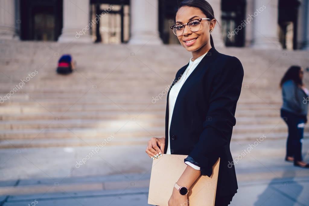 Retrato del estudiante afroamericano feliz del traje formal de la ...