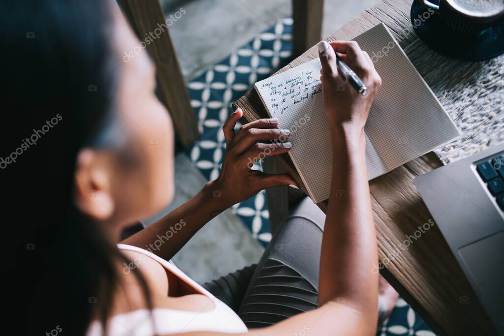 De arriba recorte sin rostro escritora con pluma pensando en el ...