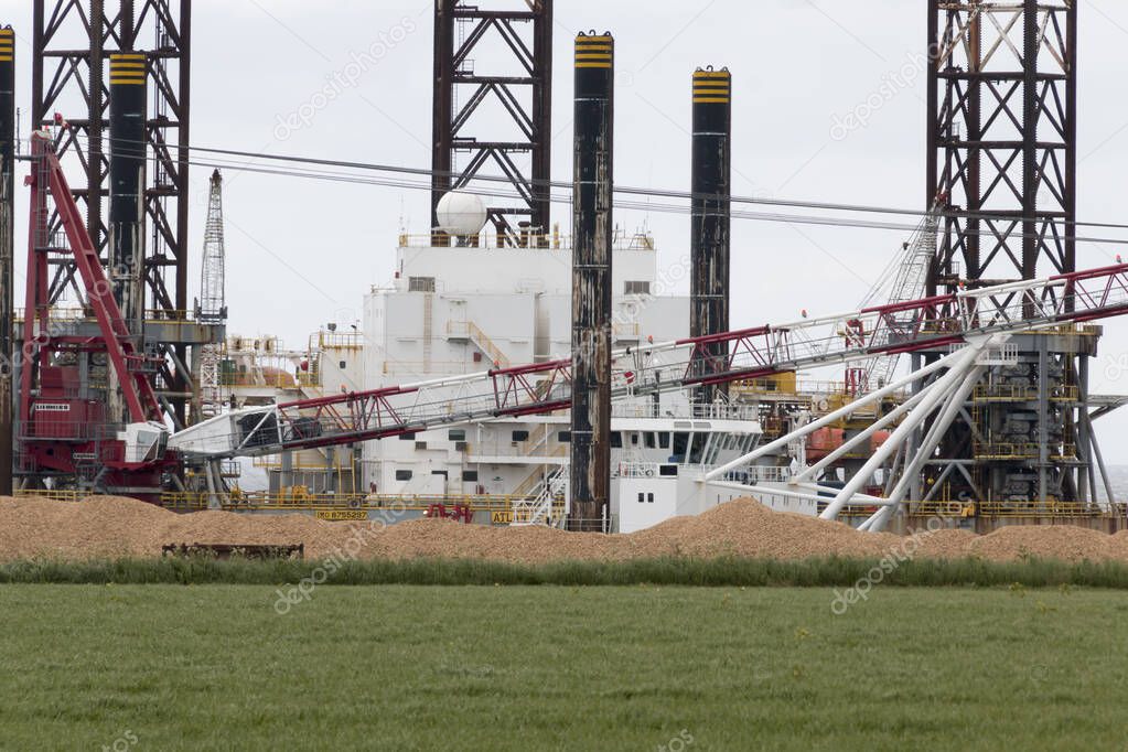 Grenaa, Dinamarca - 10 maj 2020: Plataforma de perforaci n que est en muelle en Grenaa. gran ...