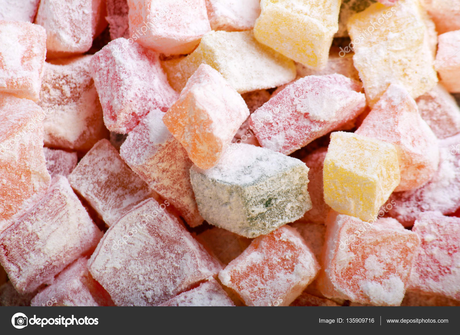 Gekleurde Turks fruit snoep bedekt met poedersuiker — Stockfoto ...