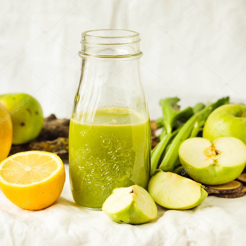 zumo de desintoxicación verde con manzana, col rizada, limón y apio 2023