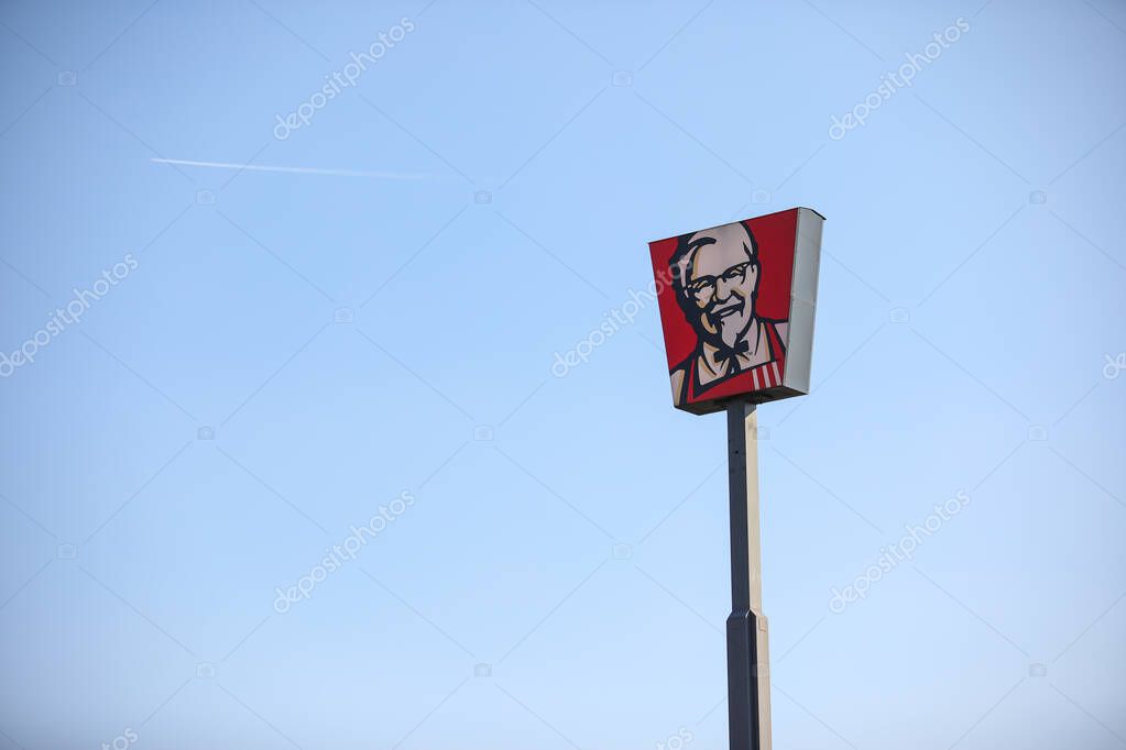 Czestochowa, Polonia - 17 de marzo de 2020: Logotipo y firma de KFC o ...