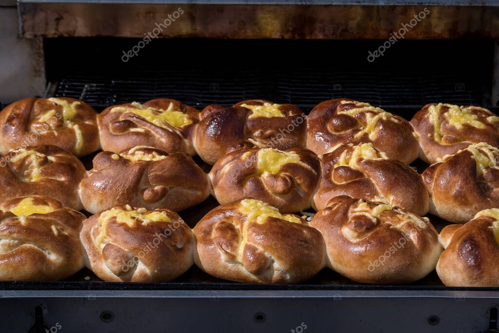 Dulces tradicionales rumanos conocidos como poale in brau, bollos de ...