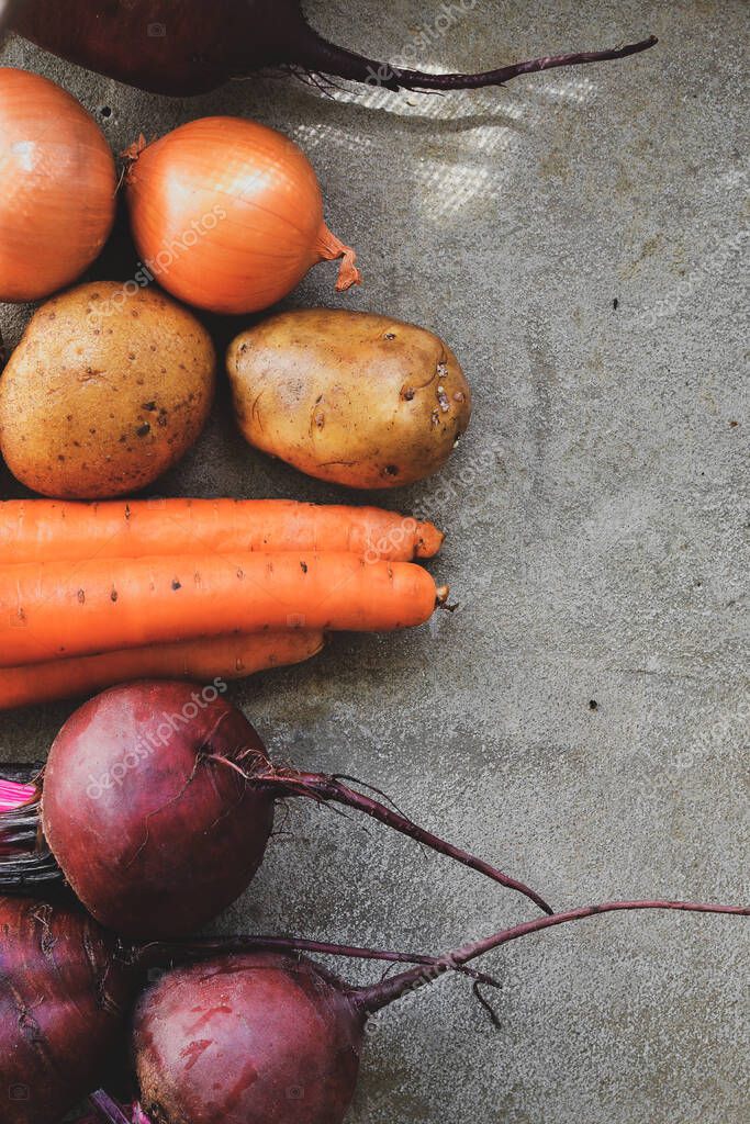 Cosecha de verano. Remolacha, patatas, zanahorias y cebollas sobre un ...