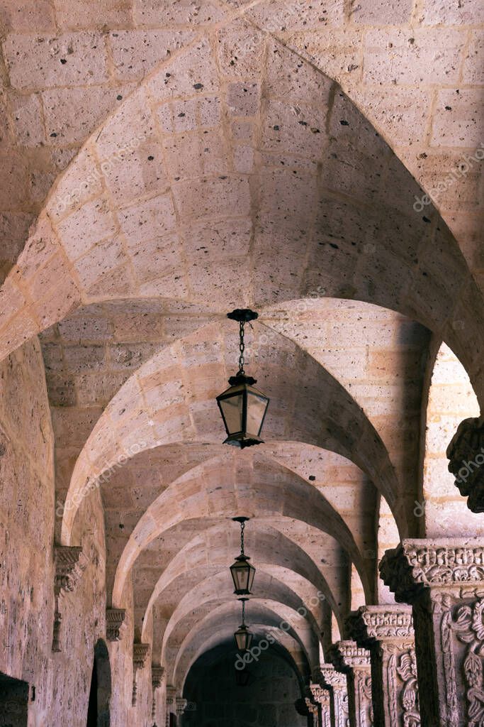Techo abovedado del convento de arequipa con una l mpara de poca 2024