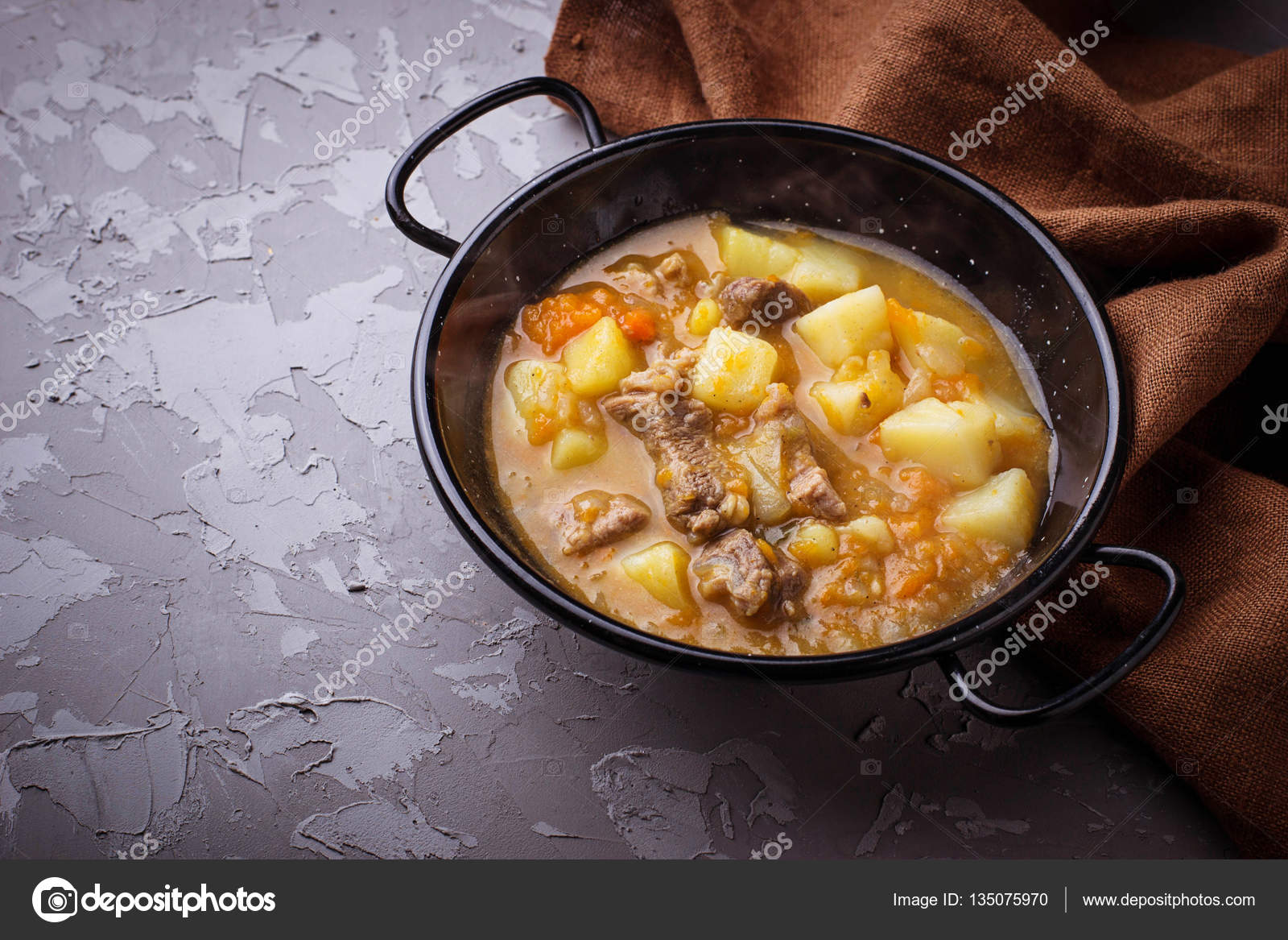 Carne de vaca cozida com batatas, cenoura e abóbora — Foto © yulianny ...