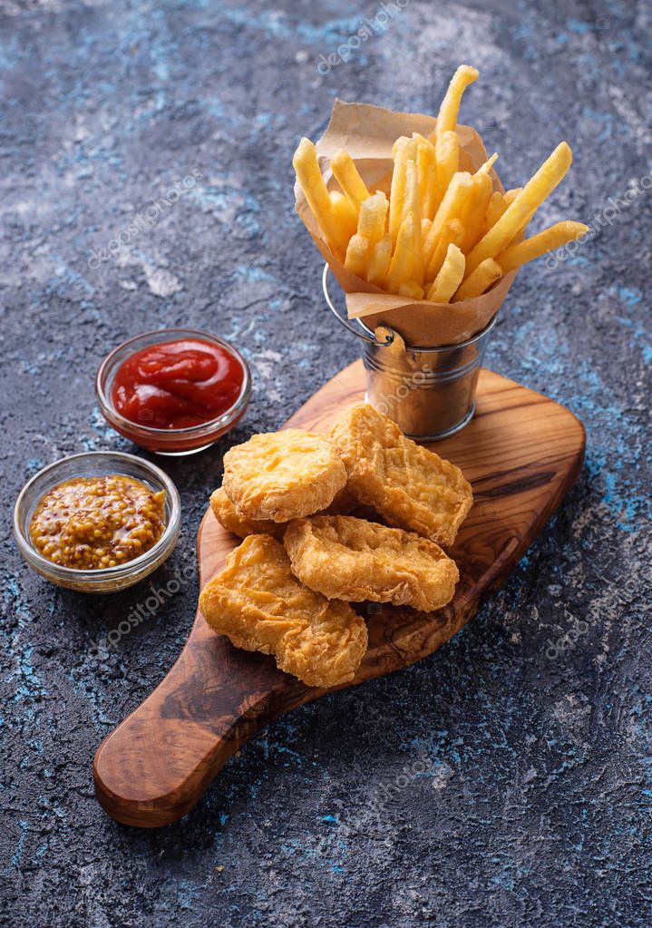 Patatas fritas y nuggets de pollo 2022