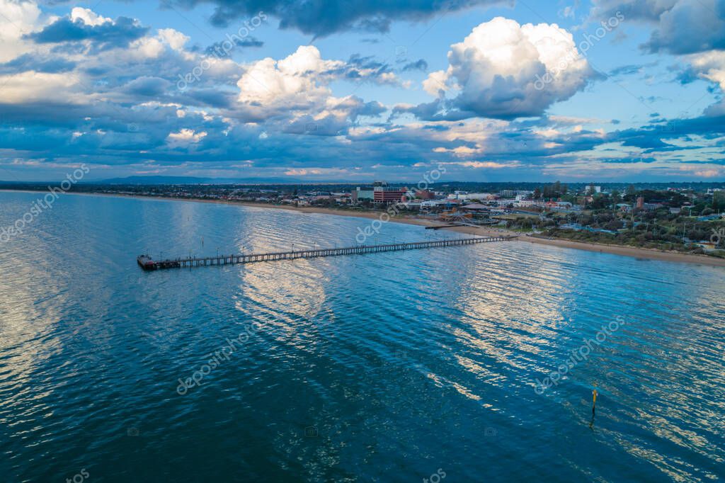 Vista aérea del muelle de Frankston y frente al mar al atardecer ...