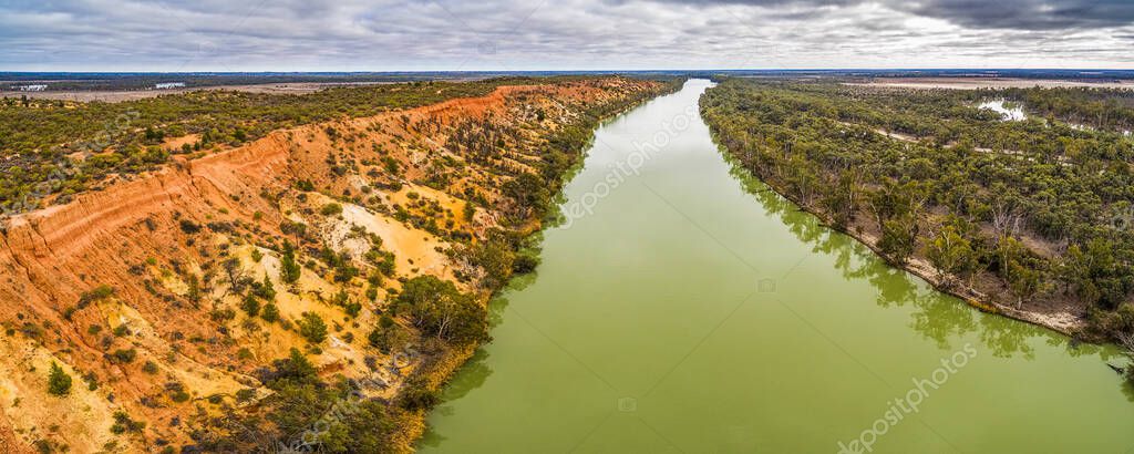 Panorama aéreo de erosión de vívidos acantilados de arenisca naranja y ...