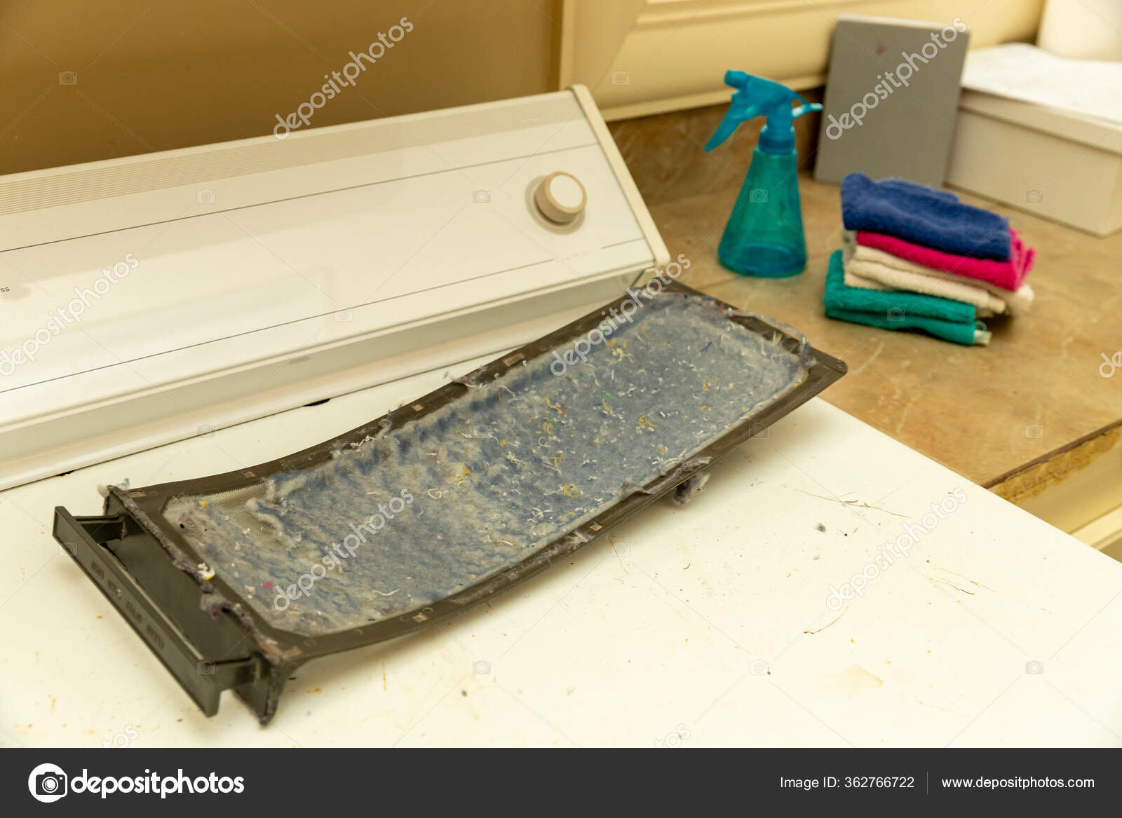 Clipart Removing Lint From Dryer Tray
