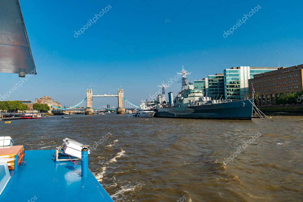 Vista desde un barco a lo largo del río Támesis hasta el HMS Belfast y ...