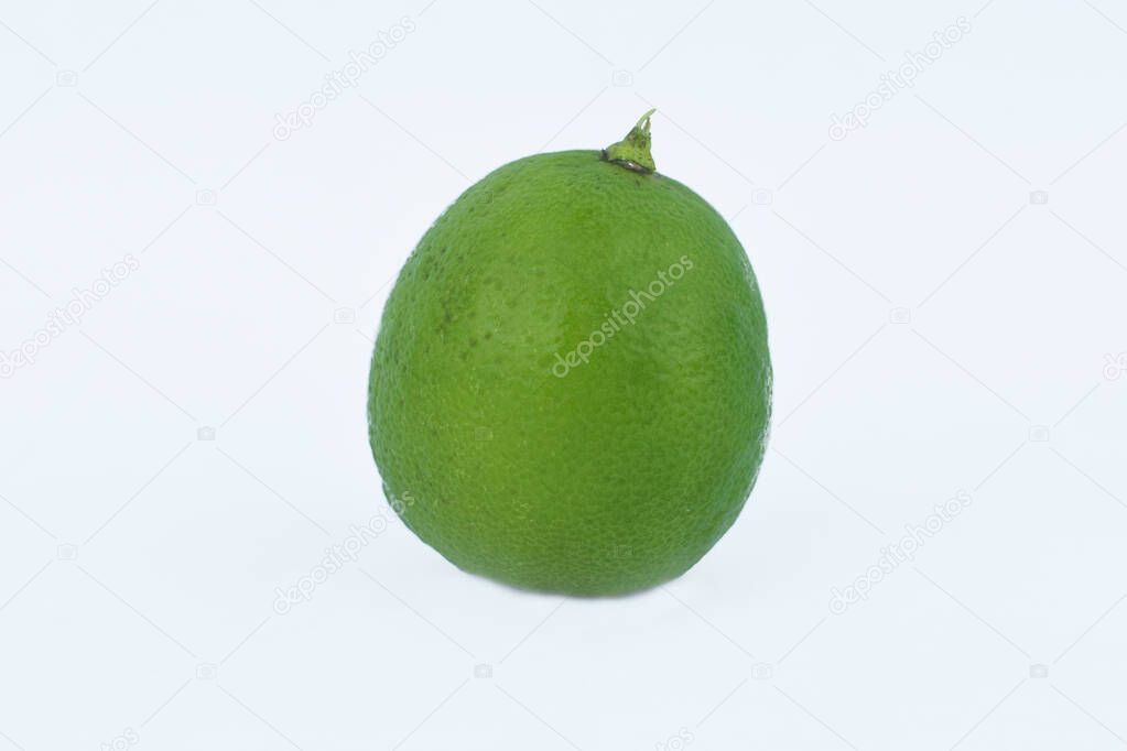 Vista lateral de un limón de tamaño medio de color verde fresco aislado ...