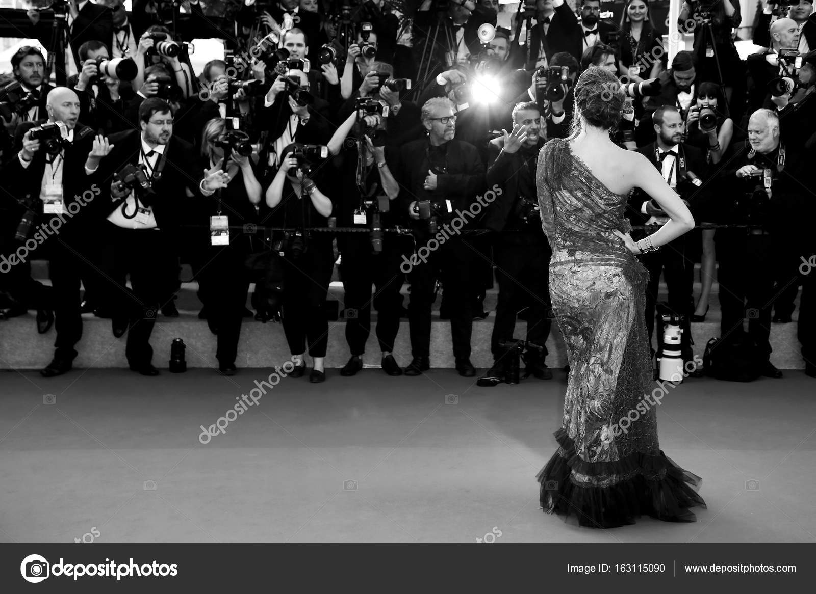 Modelo Iris Mittenaere — Foto editorial de stock © arp #163115090