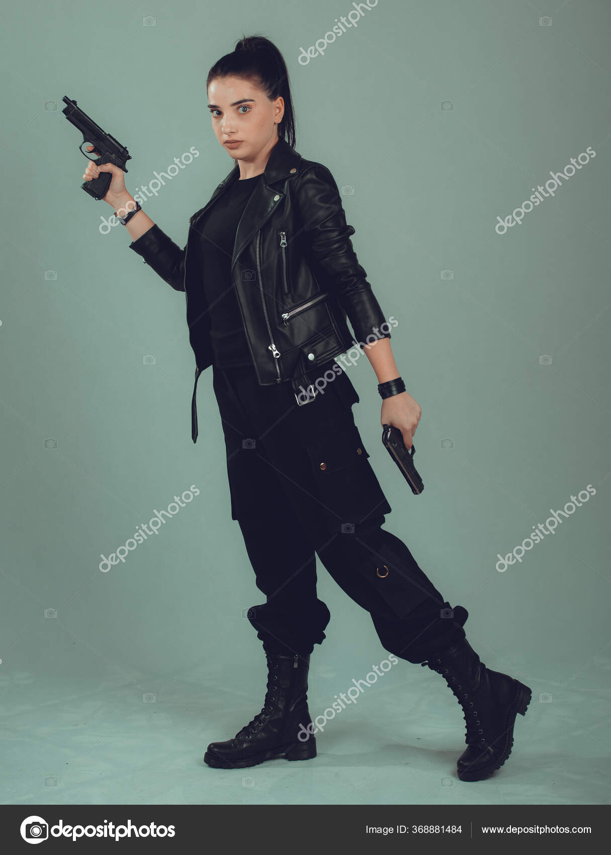Tourné Dune Femme Militaire Sexy Posant Avec Des Armes Dans Image Libre De Droit Par Drnicat