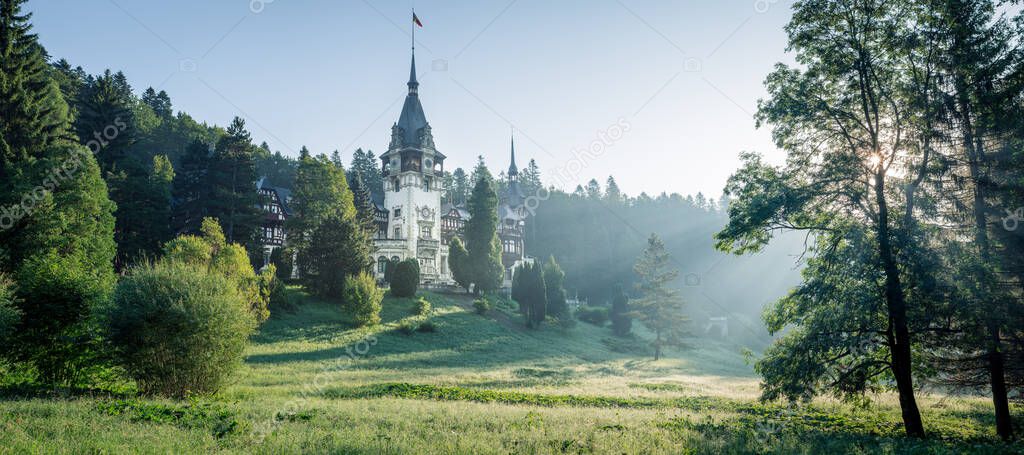 Castillo de Peles, famosa residencia del rey Carlos I en Sinaia ...