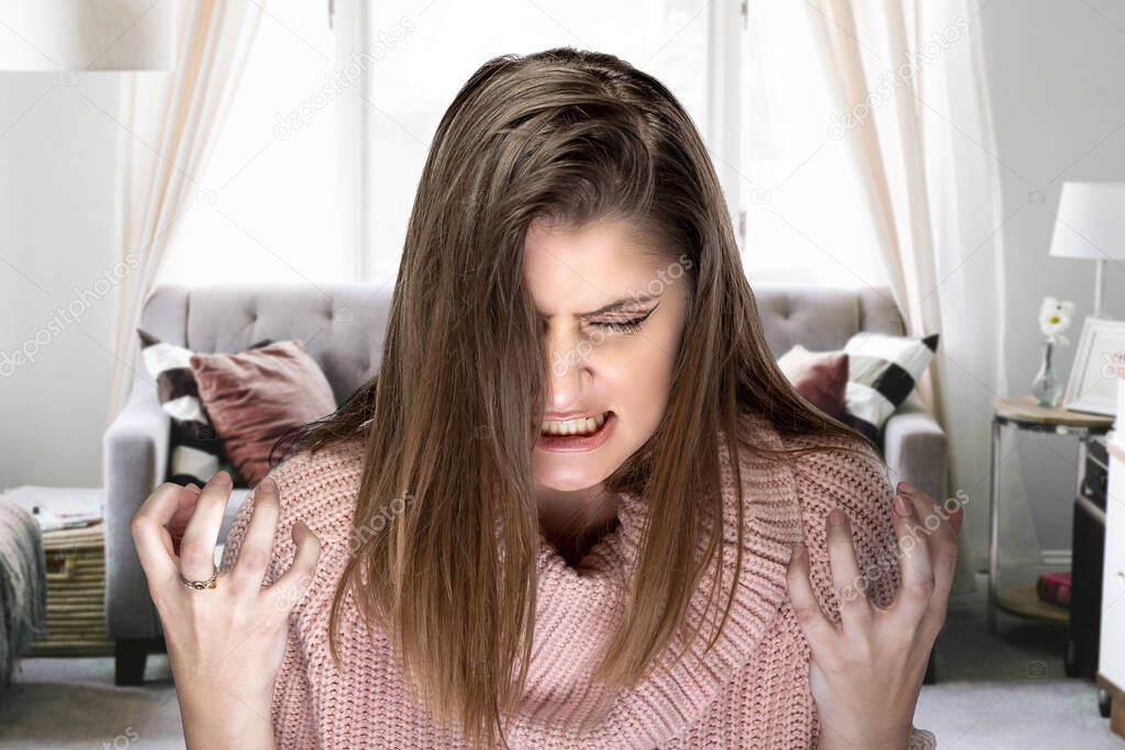 Mujer impaciente y enojada por tener que quedarse en casa durante el ...