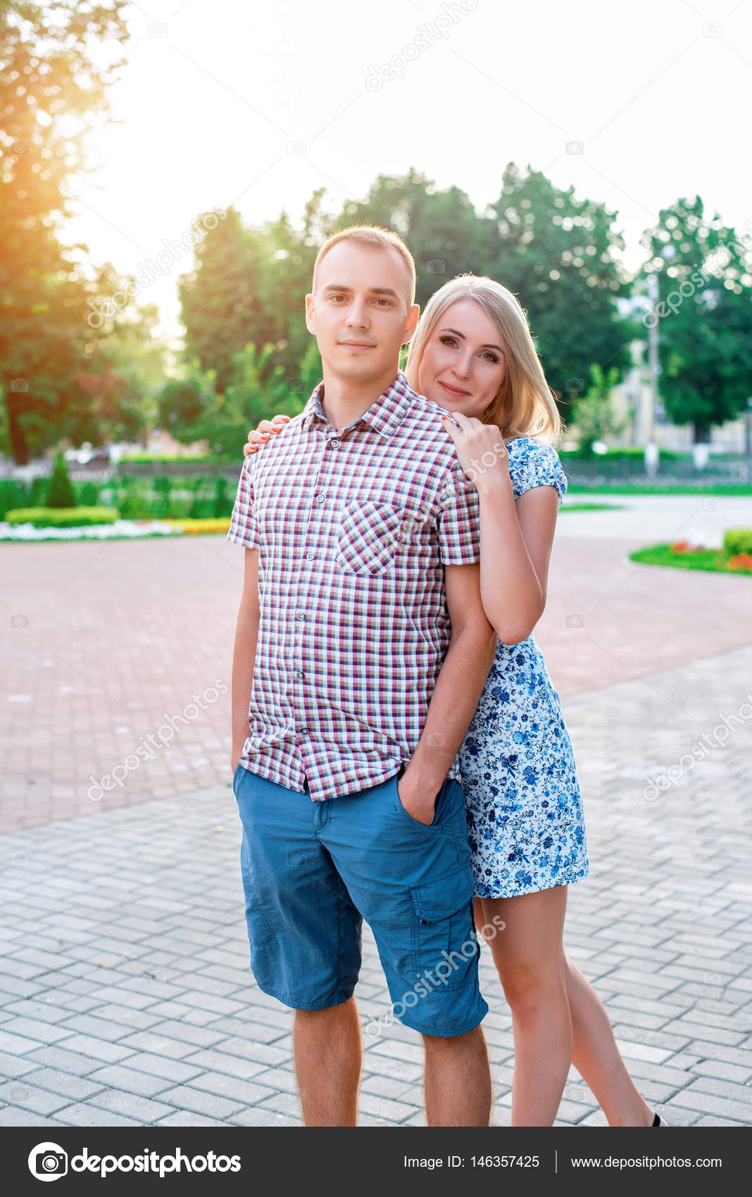 Young modern couple hugging in the park, in summer in the city ...