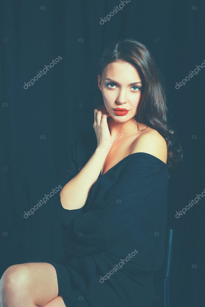 Belle Femme Assise Sur Une Chaise Isolée Sur Fond Noir Image Libre De