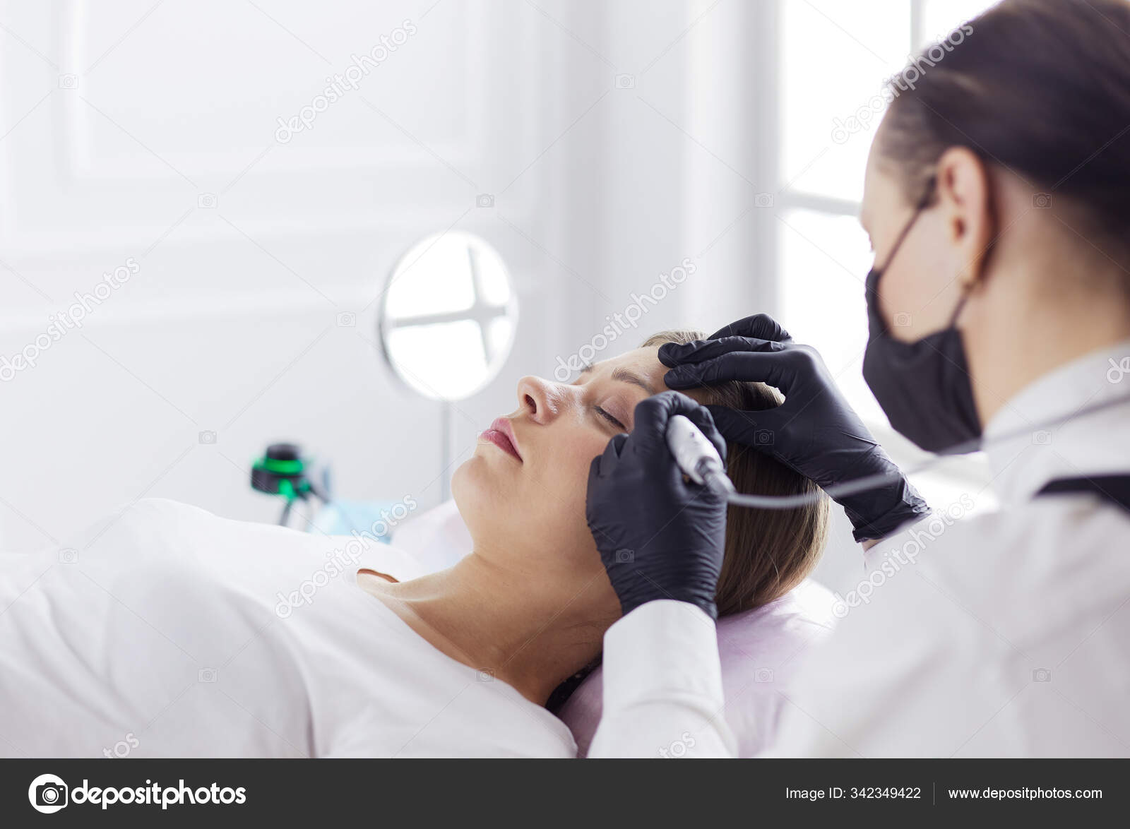 Microblading eyebrows work flow in a beauty salon. — Stock Photo ...