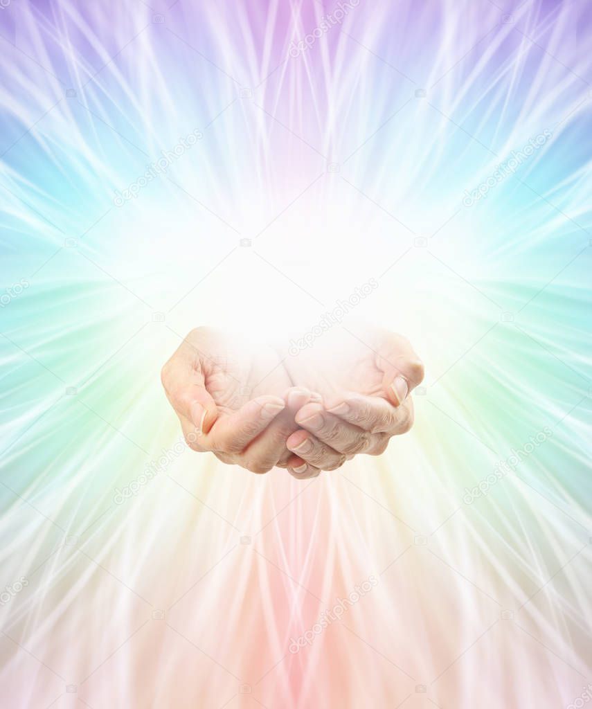 Usando el fondo de energía de espectro completo de curación de color: manos ventosas femeninas ...