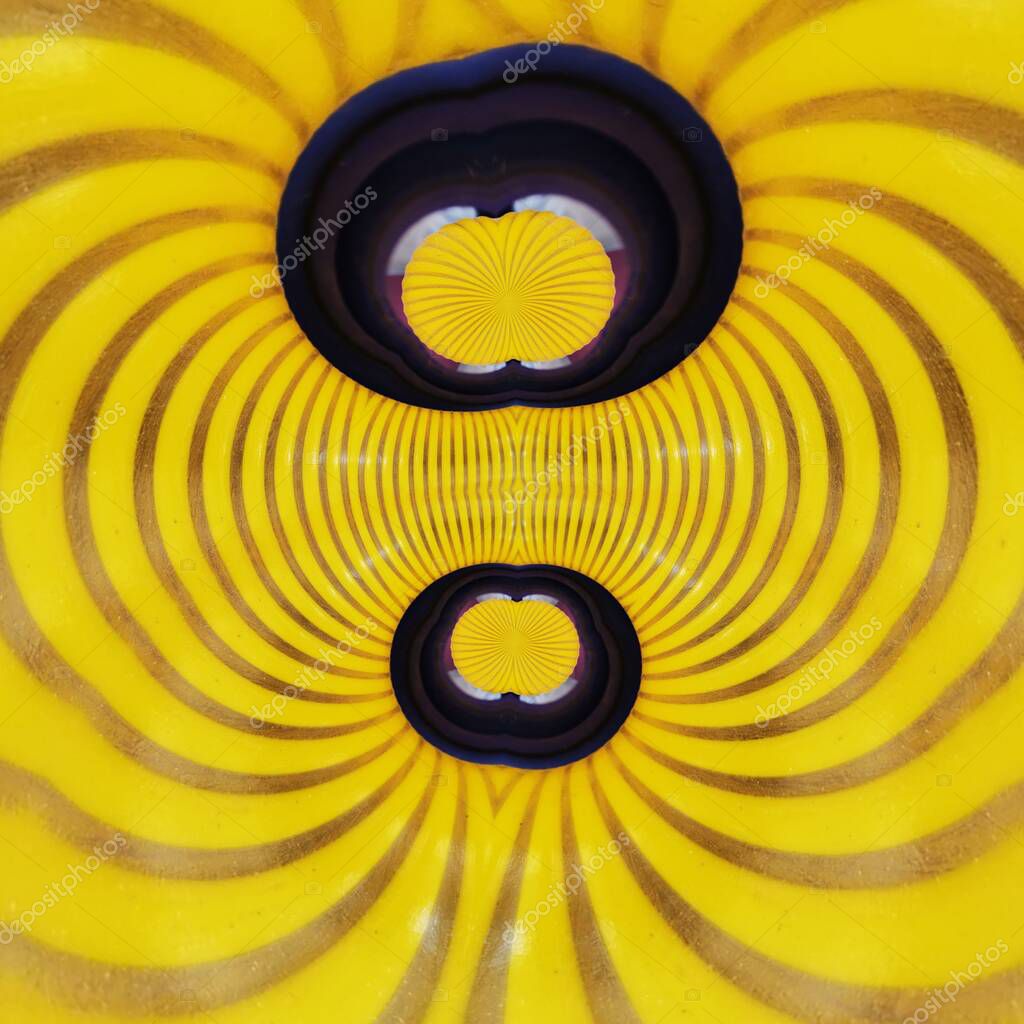 tubo de plástico de PVC amarillo brillante vívido con fondo negro ...