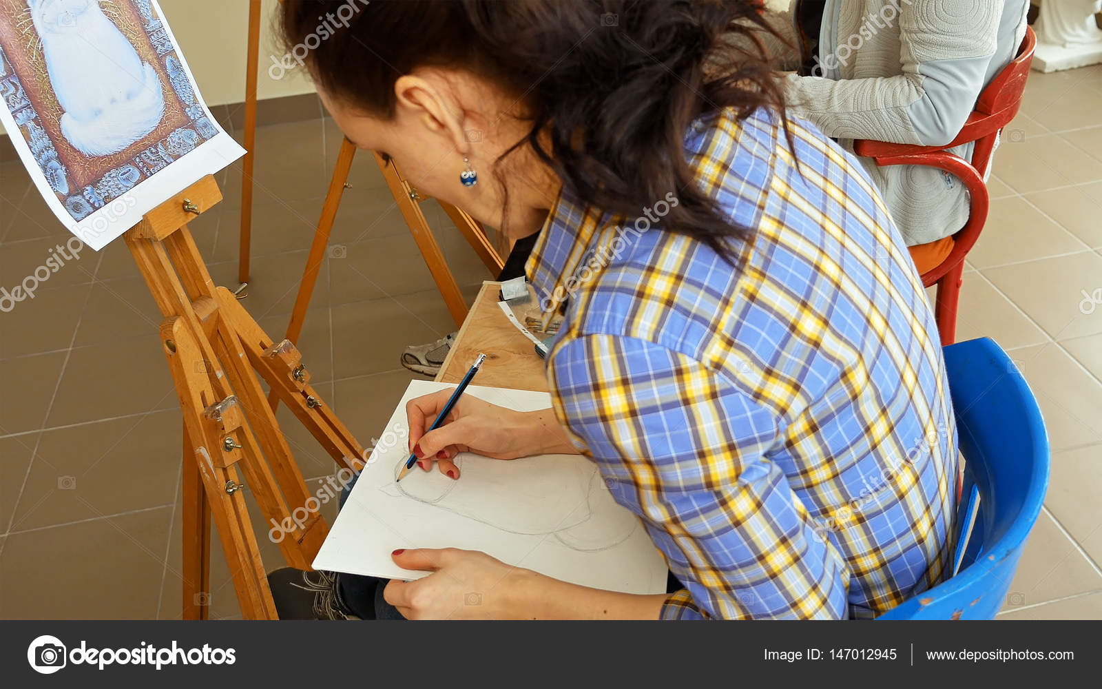 Female artist draws a pencil sketch in art studio — Stock Photo ...
