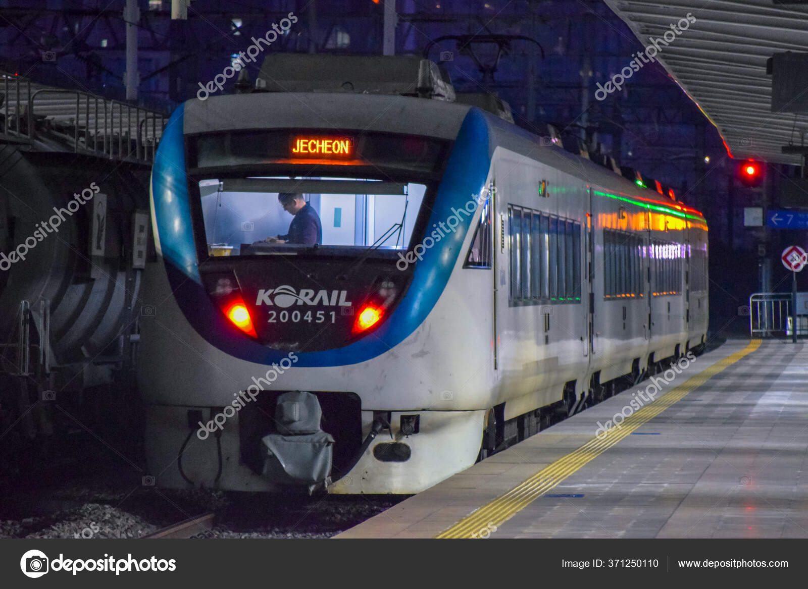 Seoul South Korea 2020 Korail Trains Stop Seoul Station South — Stock Editorial Photo © NGCHIYUI ...