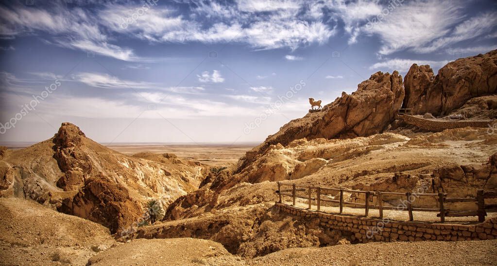 Oasis de montaña Chebika, desierto del Sahara, el pico de la montaña en ...