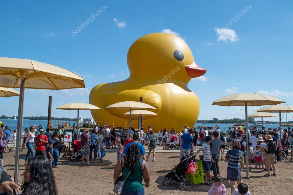 Toronto, Canadá julio 2, 2017 Pato inflable gigante amarillo de goma en ...