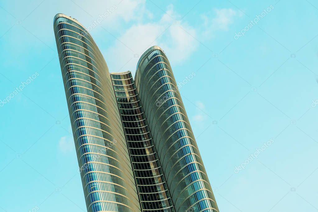 ABU DHABI - 4 DE NOVIEMBRE DE 2016: Arquitectura Curvilínea de la Torre ...
