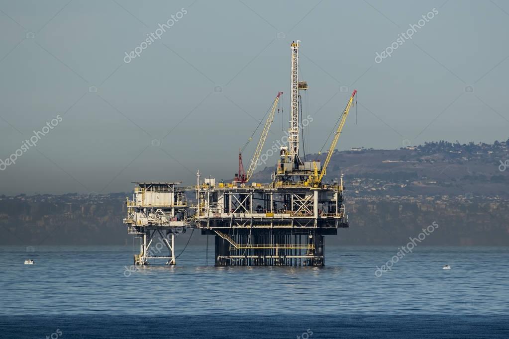 Oil Rig platform at Huntington Beach coast — Stock Photo © KGriff ...