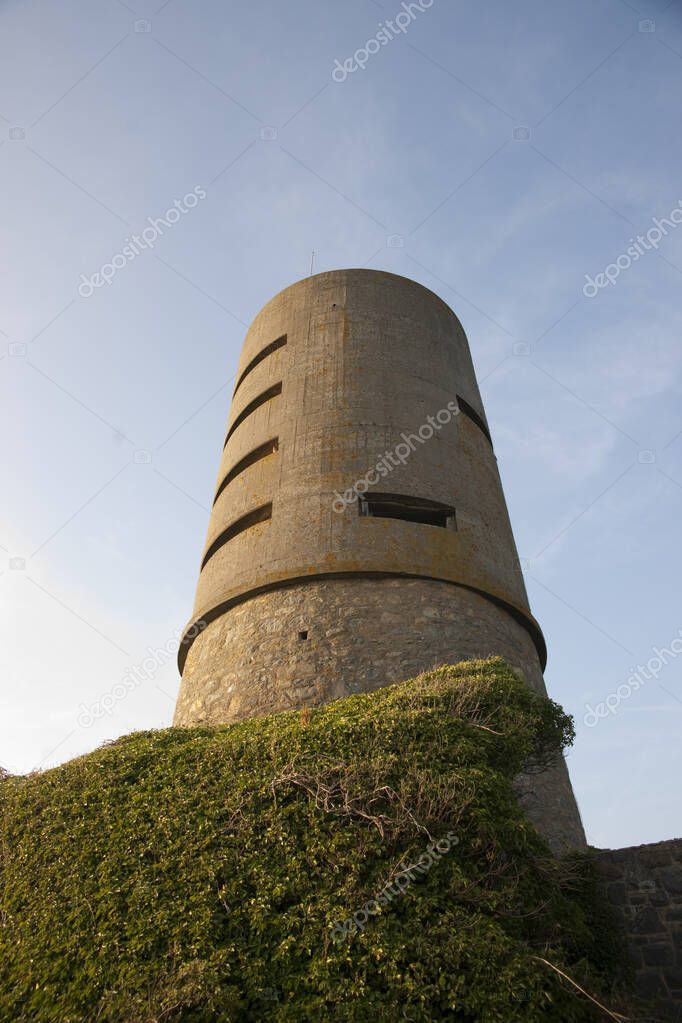 una Torre Martello en Fort Saumarez, utilizada por las Fuerzas de ...
