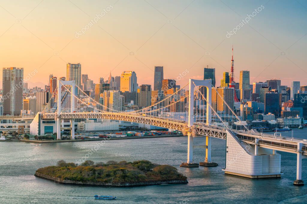 Tokyo skyline con torre de Tokio y puente del arco iris al atardecer en ...