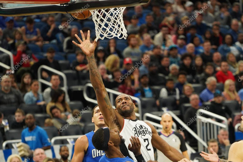 Los Clippers de Los Ángeles Kawhi Leonard # 2 intenta hacer una canasta ...